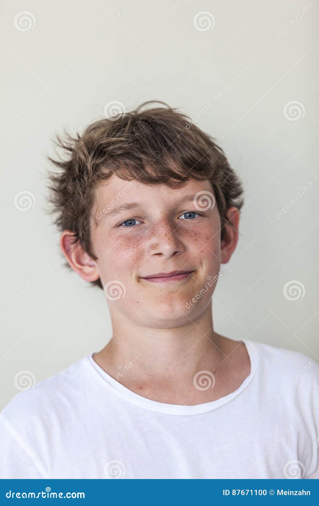 Jugendlich Junge Mit Sommersprossen Stockfoto - Bild von kind, blick ...