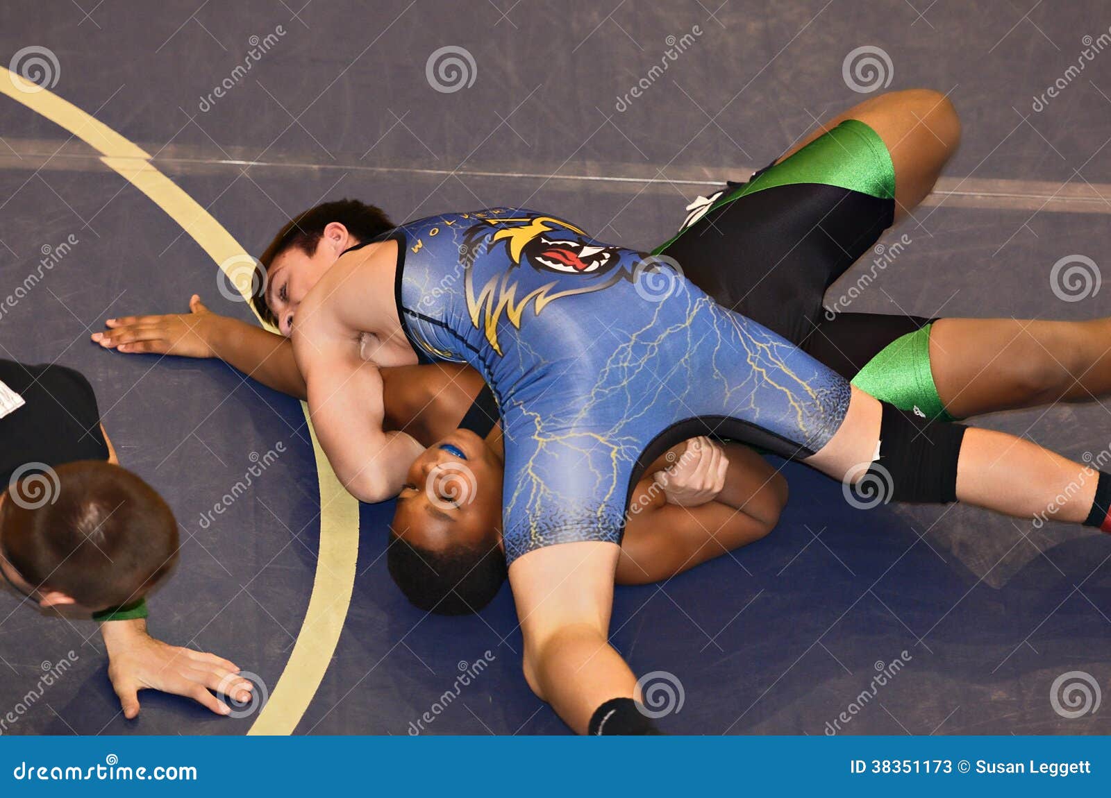 Jugendlich Jungen-Wringen redaktionelles stockfoto. Bild von ausrüstung ...