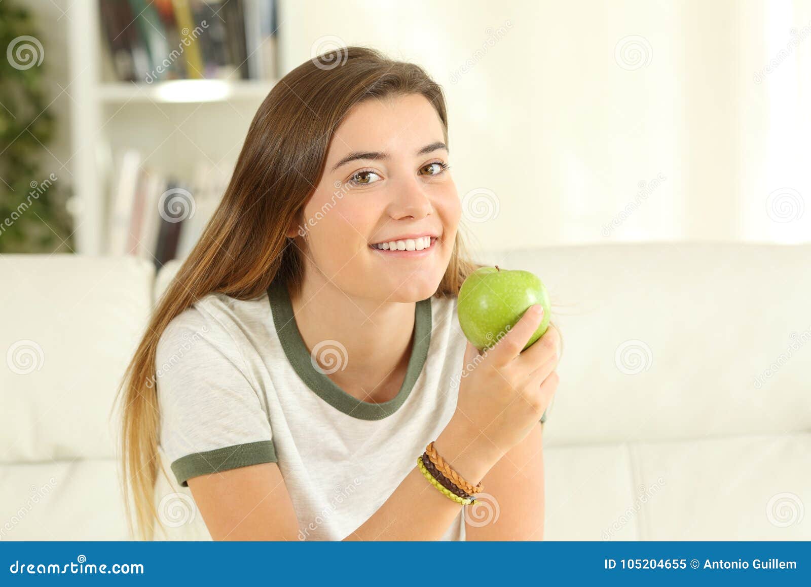 Jugendlich, Sie Betrachtend Einen Apfel Halten Stockbild - Bild von ...