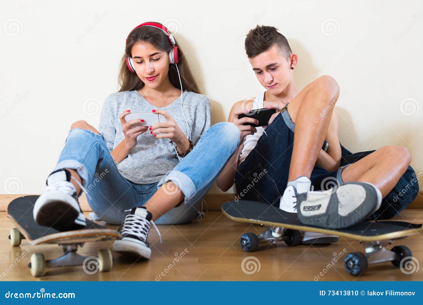 Jugendliche, Die Auf Boden Mit Handys Sitzen Stockfoto - Bild von ...