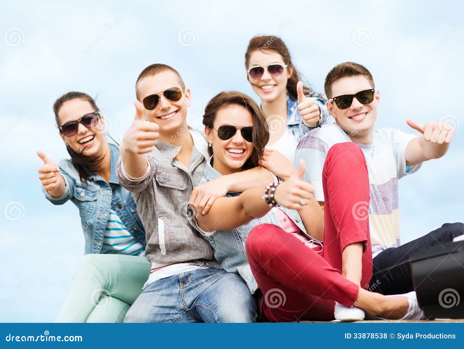 Jugendliche, Die Sich Daumen Zeigen Stockfoto - Bild von kühlen, hüfte ...