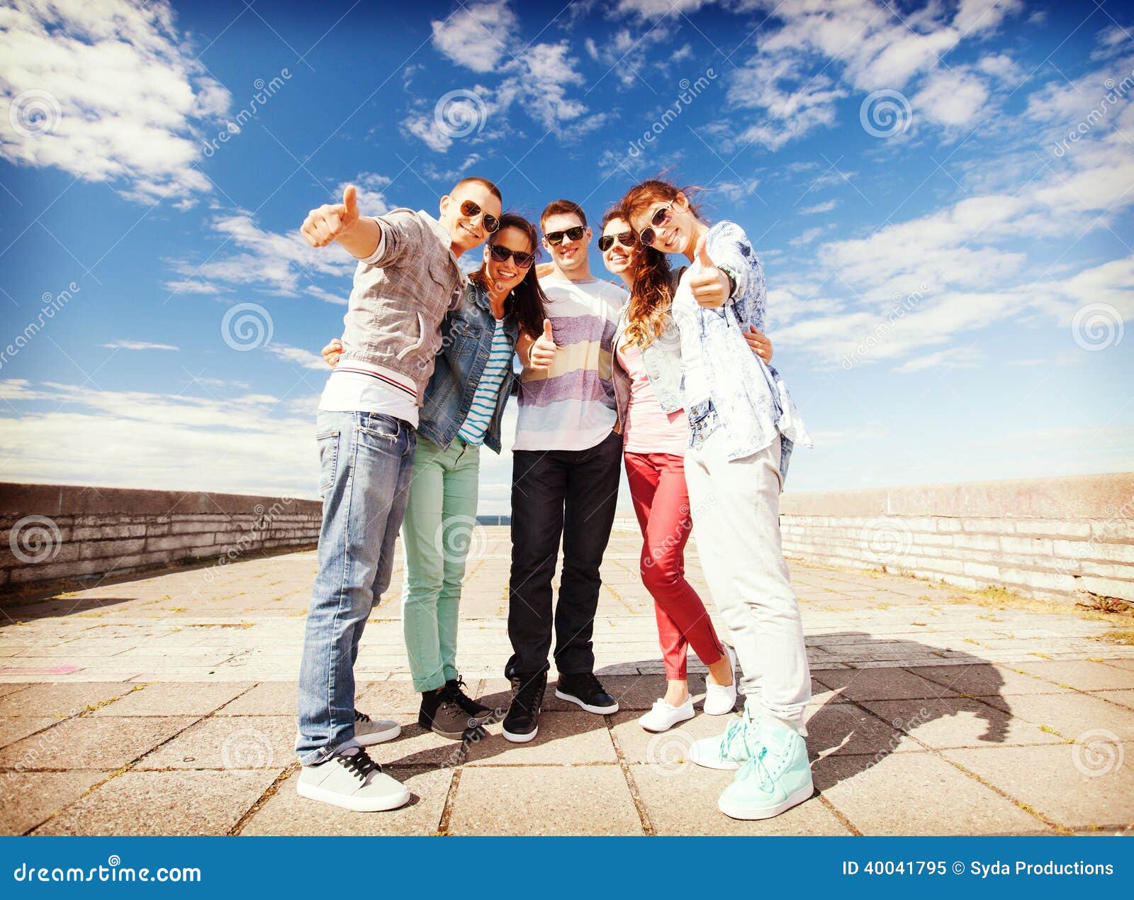 Jugendliche, Die Sich Daumen Zeigen Stockbild - Bild von hände, freude ...