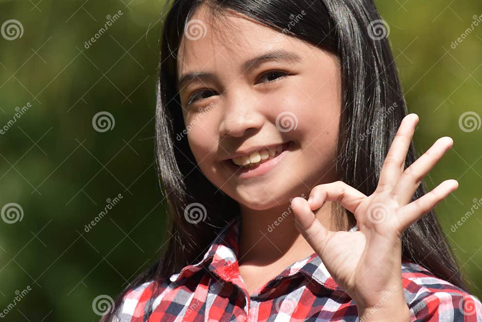 Jugendliche Filipina Preteen Und Okay Unterschreiben Stockfoto Bild