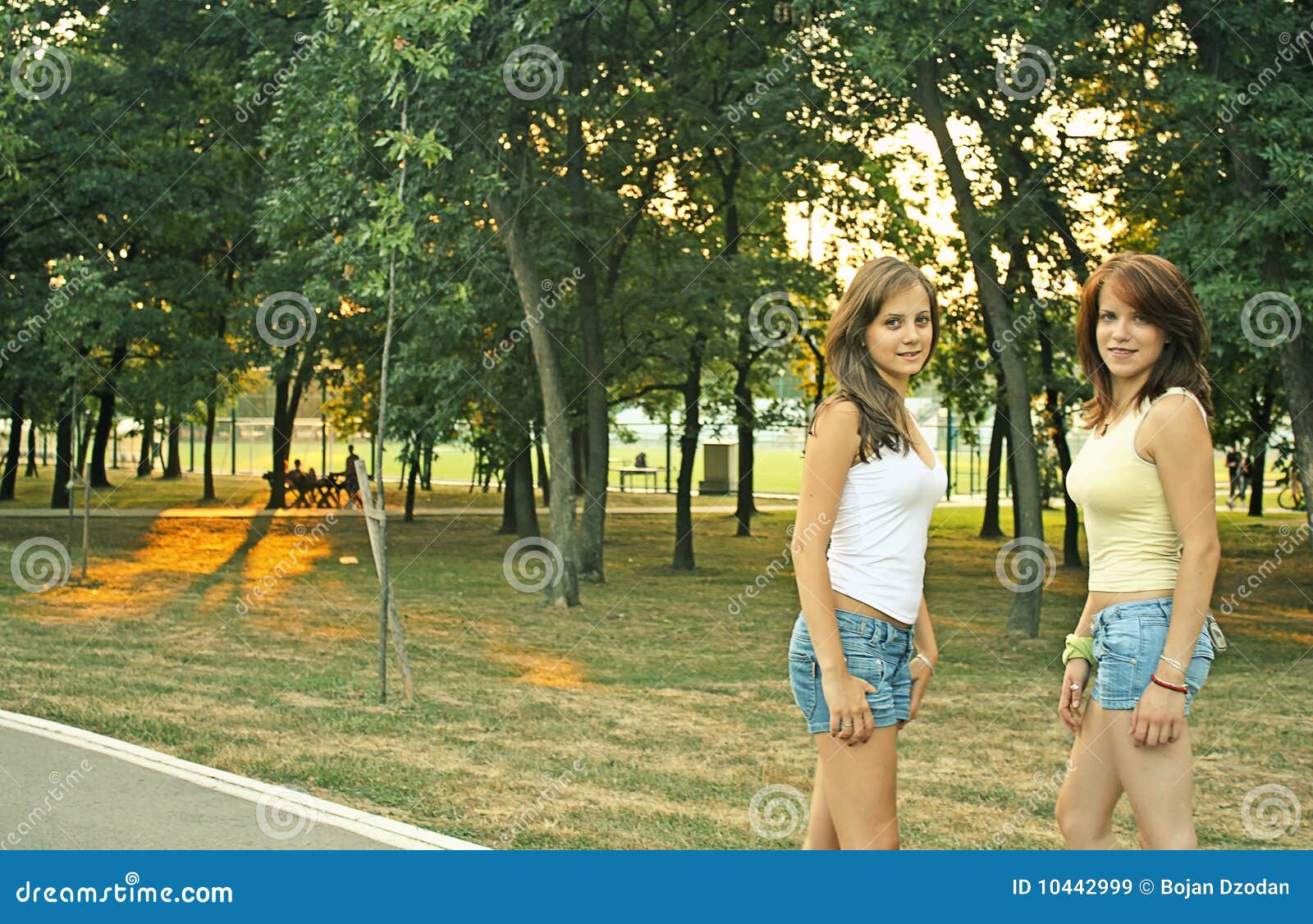 Jugendliche im Park stockbild. Bild von strahlen, freunde - 10442999