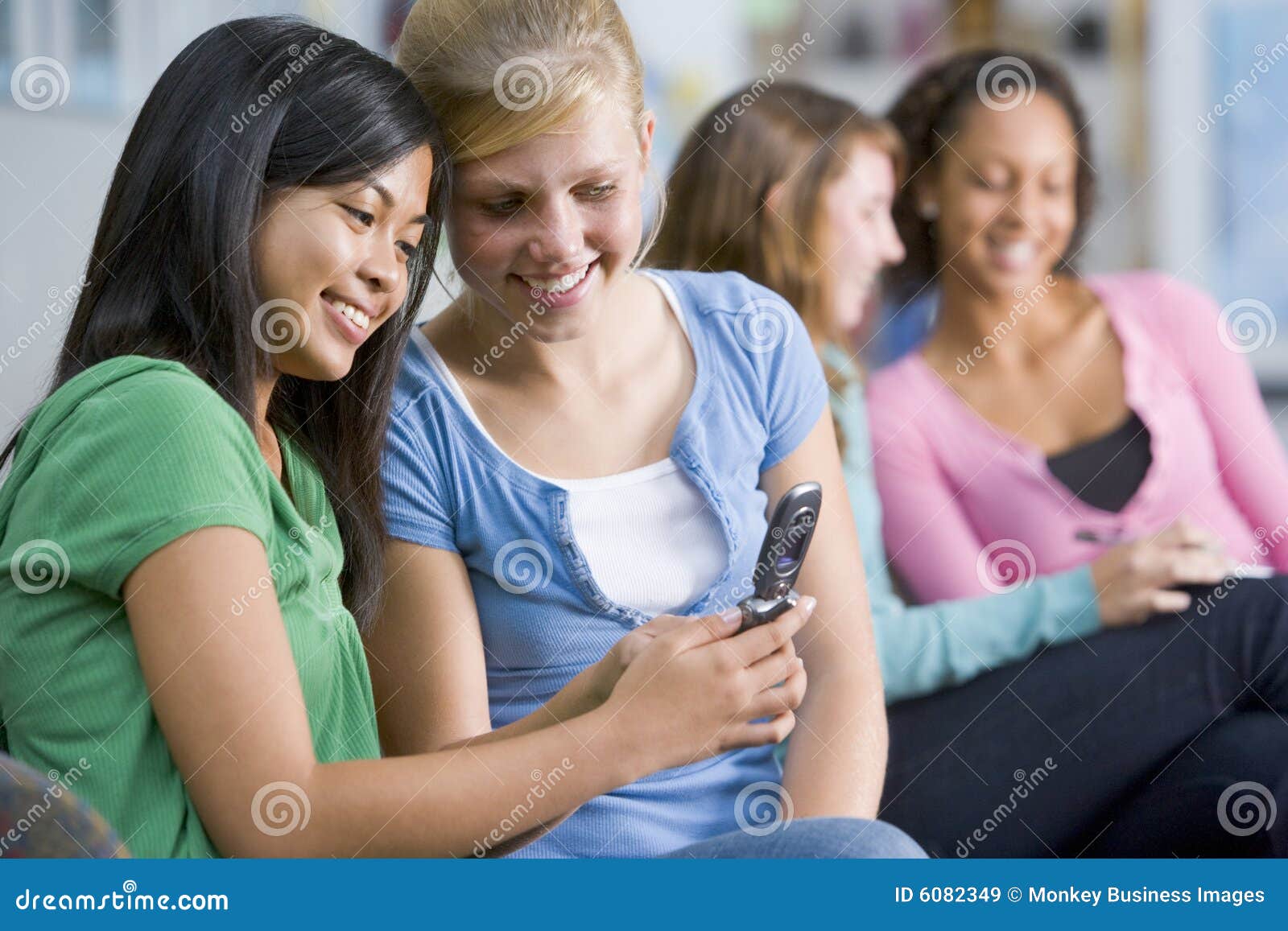 Jugendlichen, Die Einen Handy Betrachten Stockbild - Bild von ethnisch ...