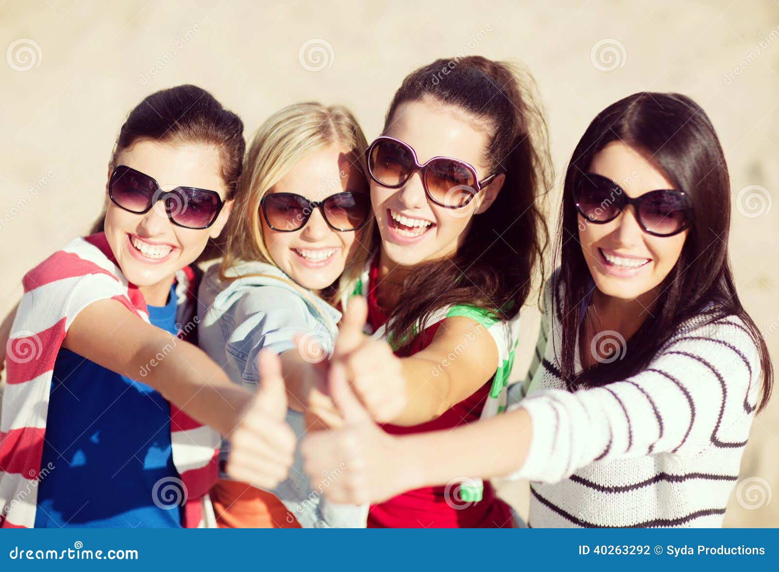 Jugendlichen Oder Junge Frauen, Die Sich Daumen Zeigen Stockfoto - Bild ...