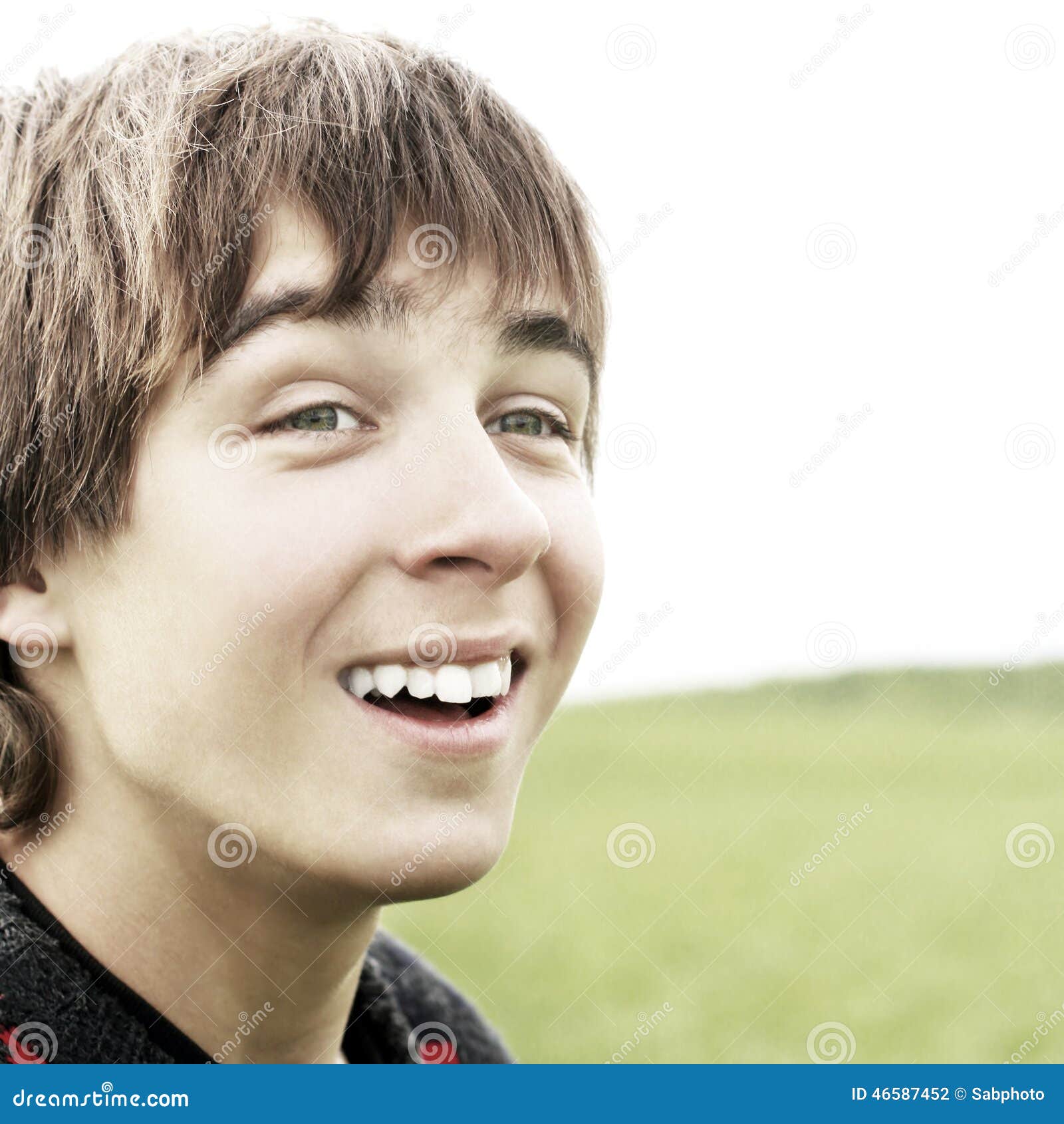 Jugendlicher Auf Den Gebieten Stockfoto - Bild von gras, glücklich ...