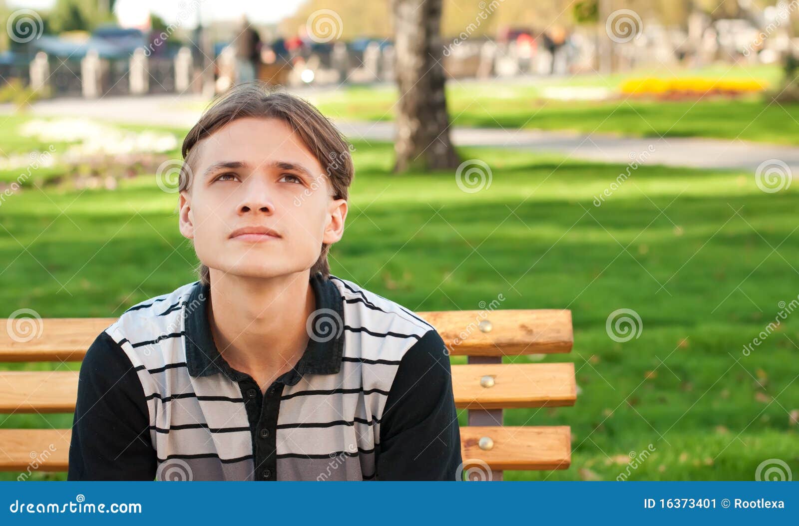 Jugendlicher Auf Der Bank Im Park Stockbild - Bild von person, gras ...