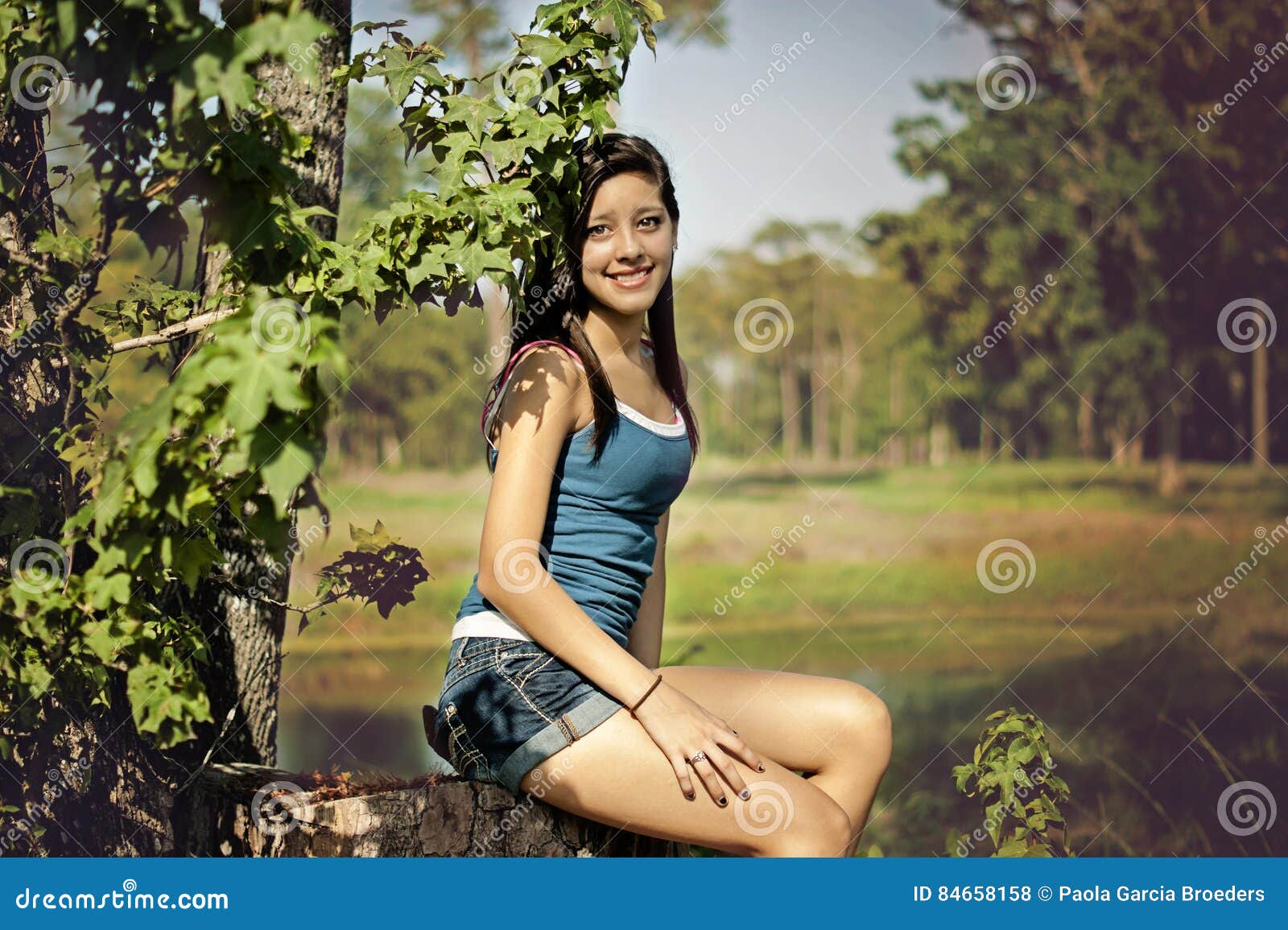 Jugendlicher, Der in Einem Park Aufwirft Stockfoto - Bild von sommer ...