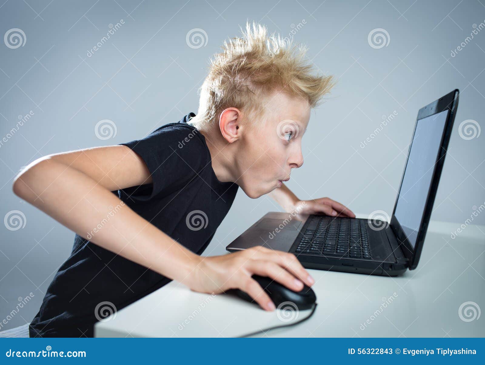 Jugendlicher an Einem Computer Stockbild - Bild von jugendlich ...