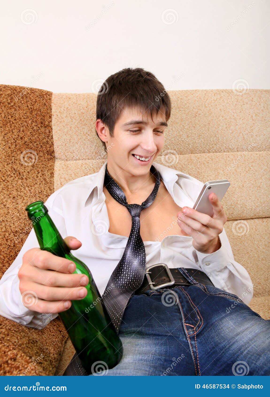 Jugendlicher Mit Einem Bier Stockfoto - Bild von internet, froh: 46587534