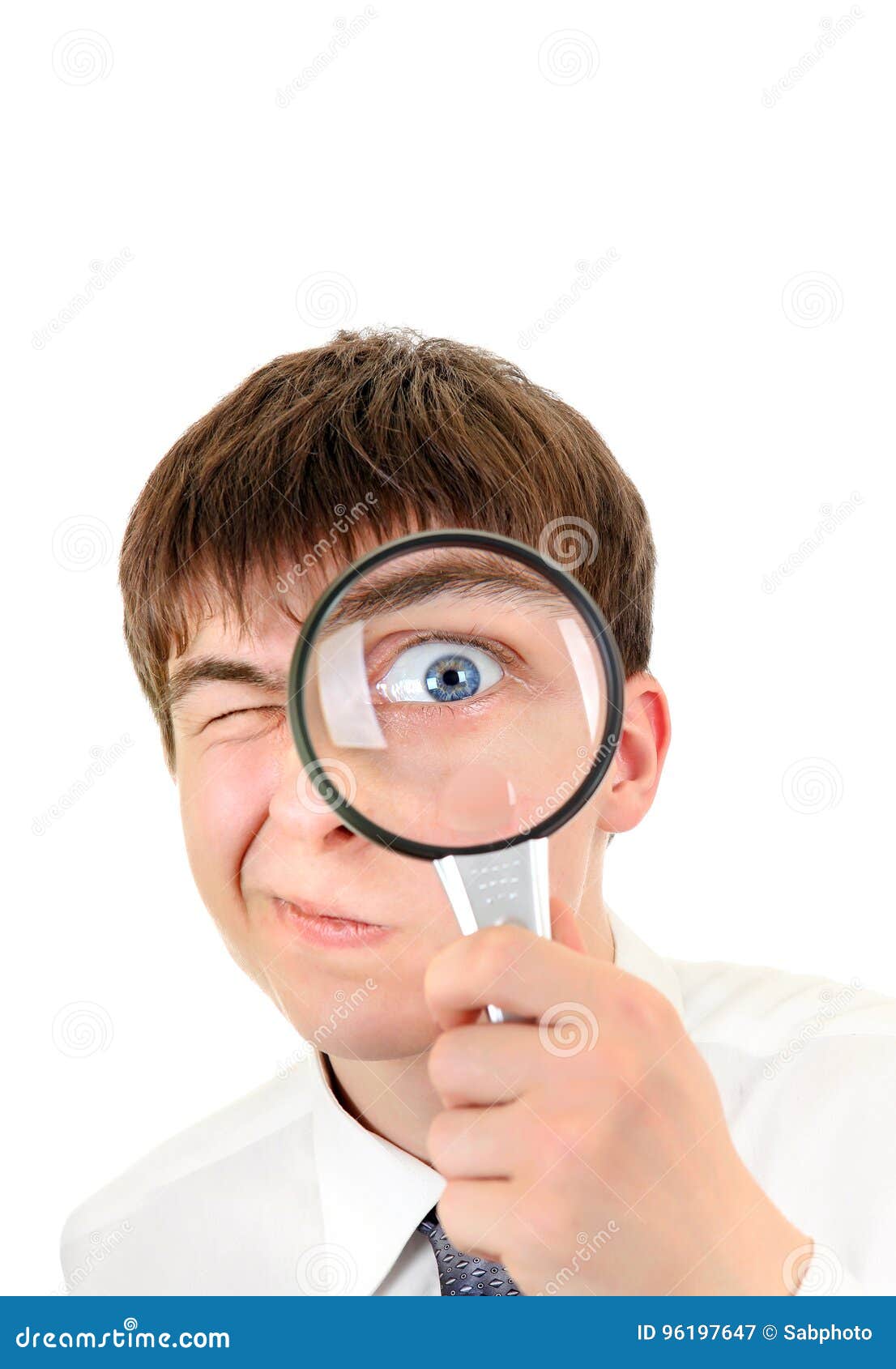 Jugendlicher mit Lupe stockbild. Bild von hemd, lustig - 96197647