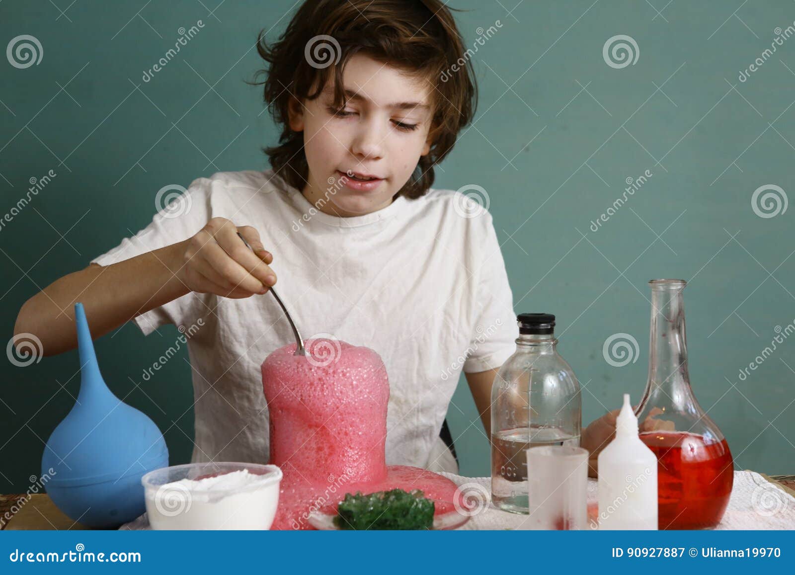 Jugendlichjunge Machen Chemische Experimente Mit Reagens Stockbild ...