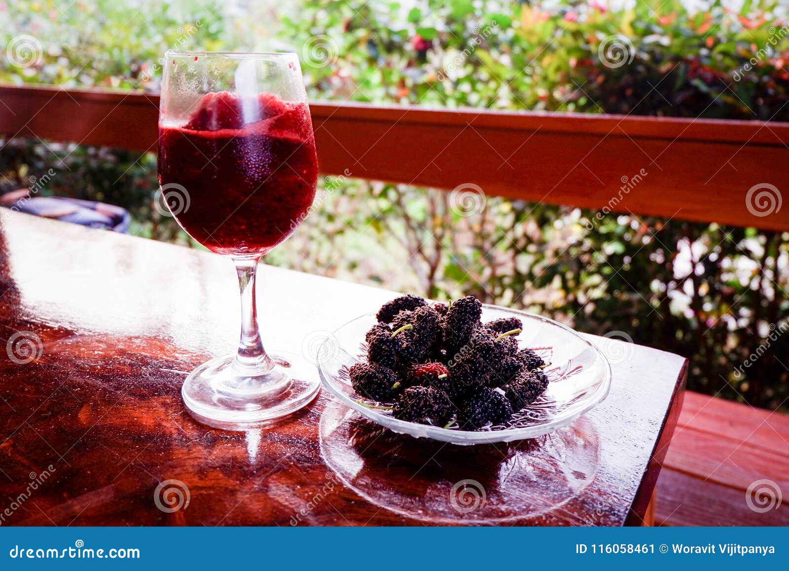 Jugo De Las Moras De La Mora De La Fruta Imagen de archivo - Imagen de ...