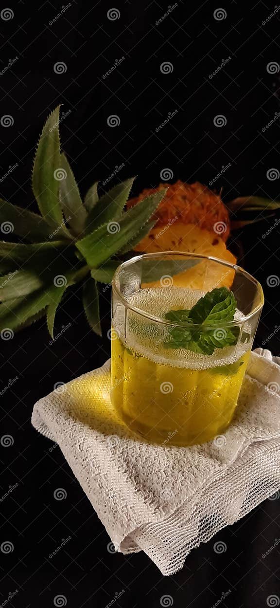 Jugo de piña con espuma . foto de archivo. Imagen de plato - 189150090