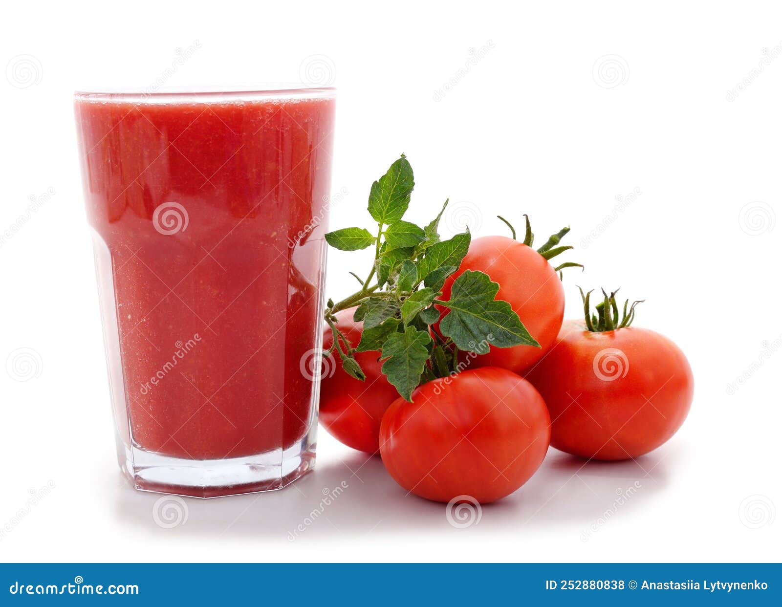 Jugo rojo de tomate foto de archivo. Imagen de alimento - 252880838