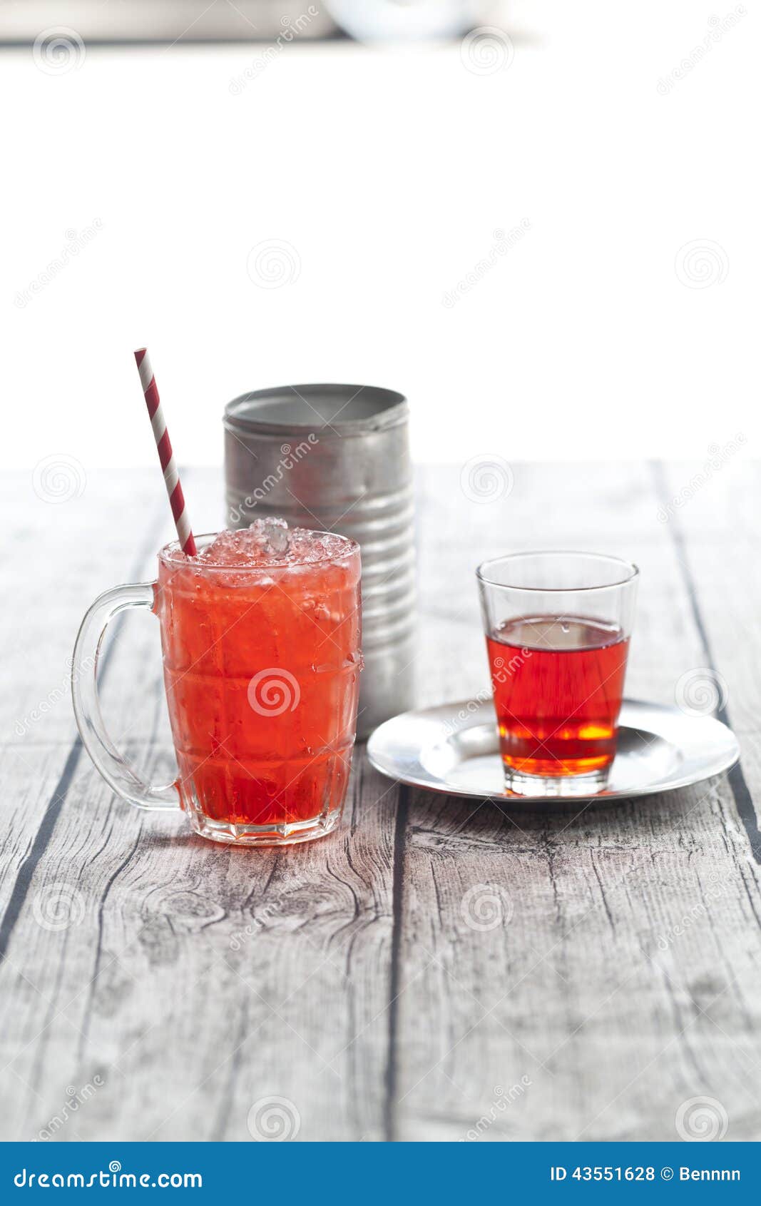 Jugo rojo en la tabla foto de archivo. Imagen de rojo - 43551628