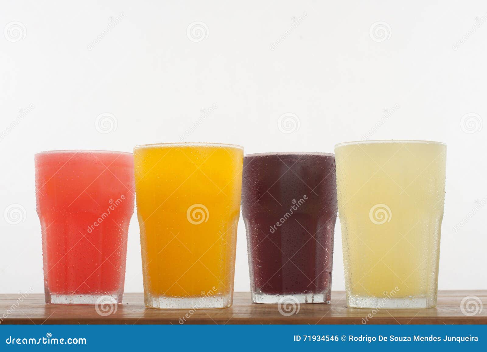 Jugos frescos coloridos foto de archivo. Imagen de color - 71934546