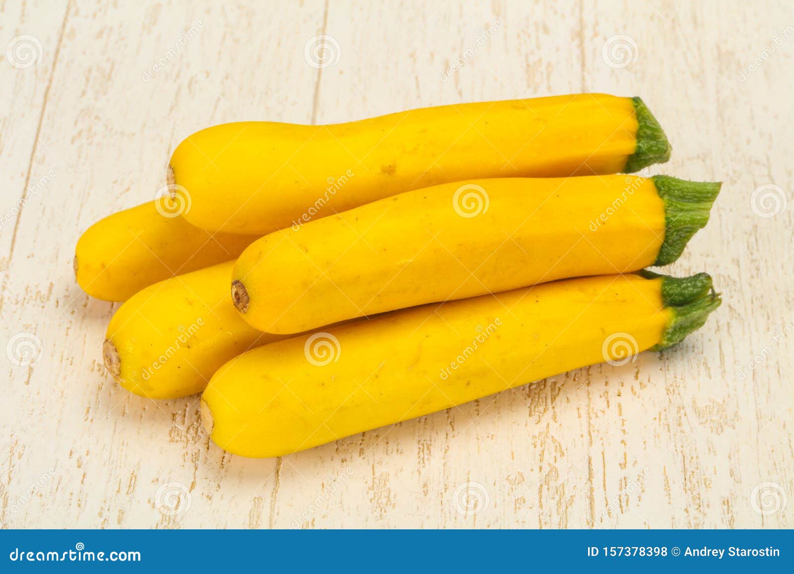 Jugoso zucchini amarillo foto de archivo. Imagen de calabaza - 157378398