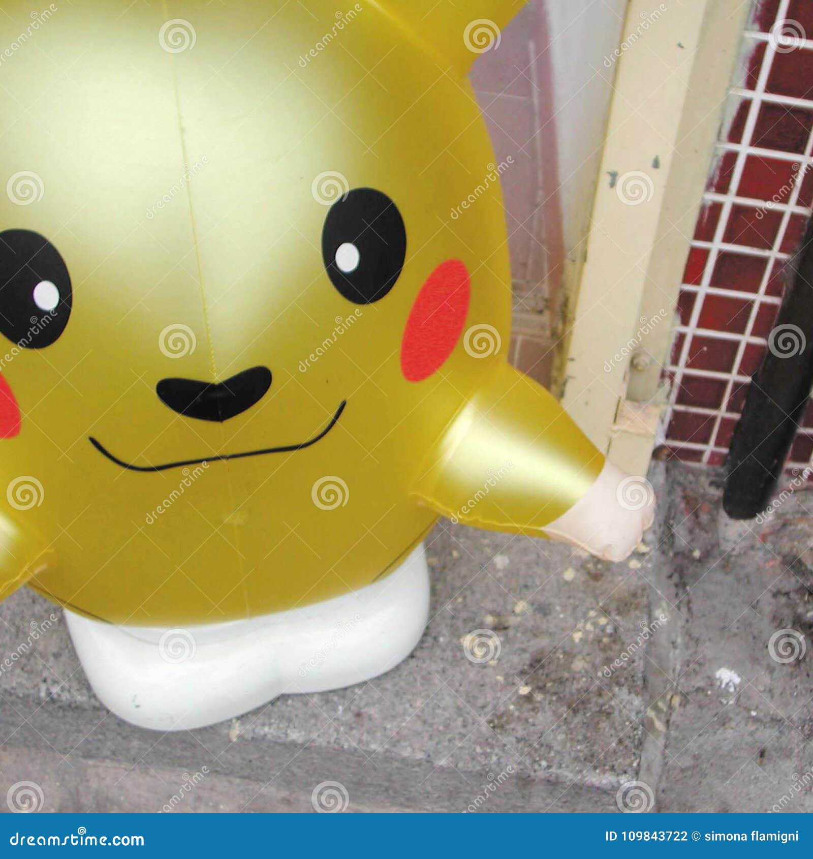 Juguete Inflable De Pikachu Fotografía editorial - Imagen de cultura ...
