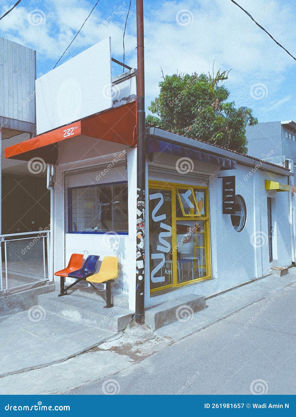 Juice shop editorial photography. Image of town, juice - 261981657