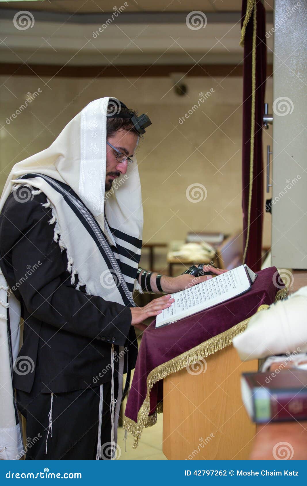 Juif Orthodoxe Priant Dans La Synagogue Photo stock - Image du livre ...