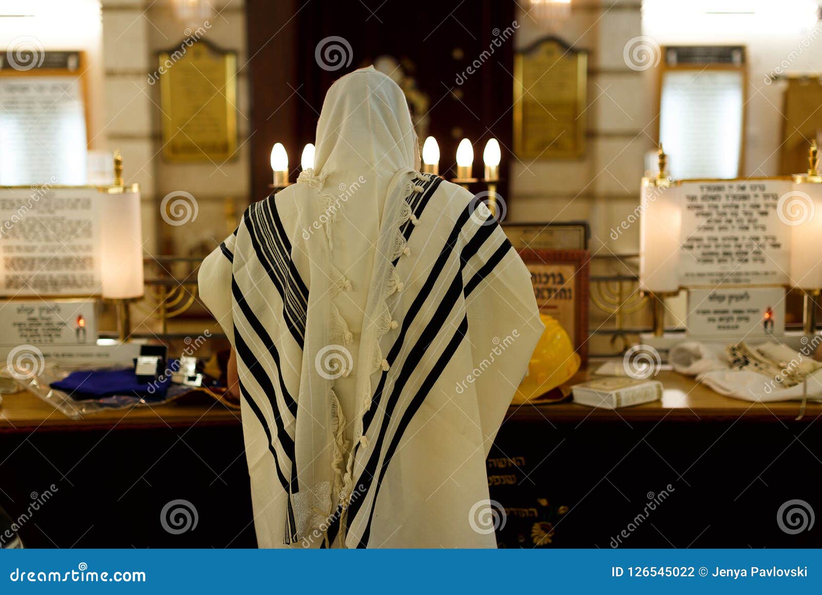 Juif Priant Dans Une Synagogue Photo stock - Image du juif, saint ...