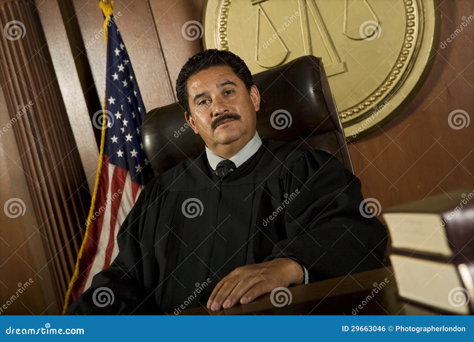 Juiz at Courtroom foto de stock. Imagem de juiz, julgamento - 29663046