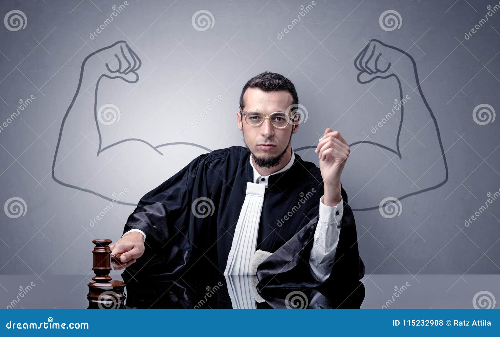 Juiz Forte Que Faz a Decisão Foto de Stock - Imagem de cinzento, corte ...