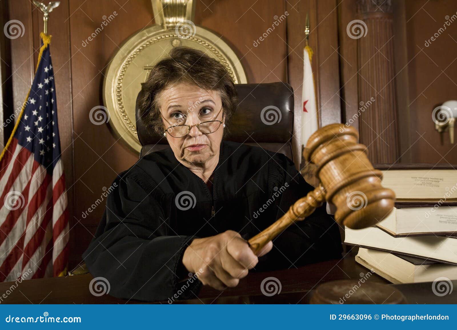 Juiz Knocking um martelo foto de stock. Imagem de ocupação - 29663096