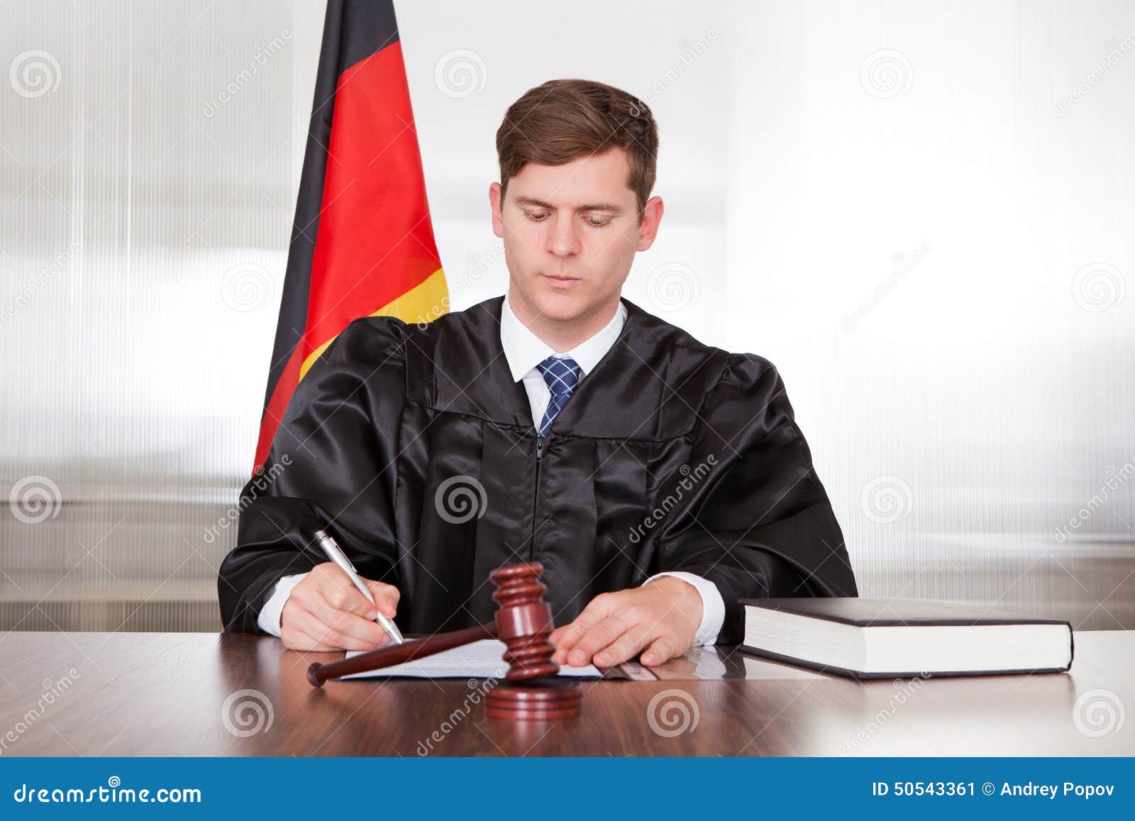 Juiz Masculino Na Sala Do Tribunal Imagem de Stock - Imagem de gabela ...