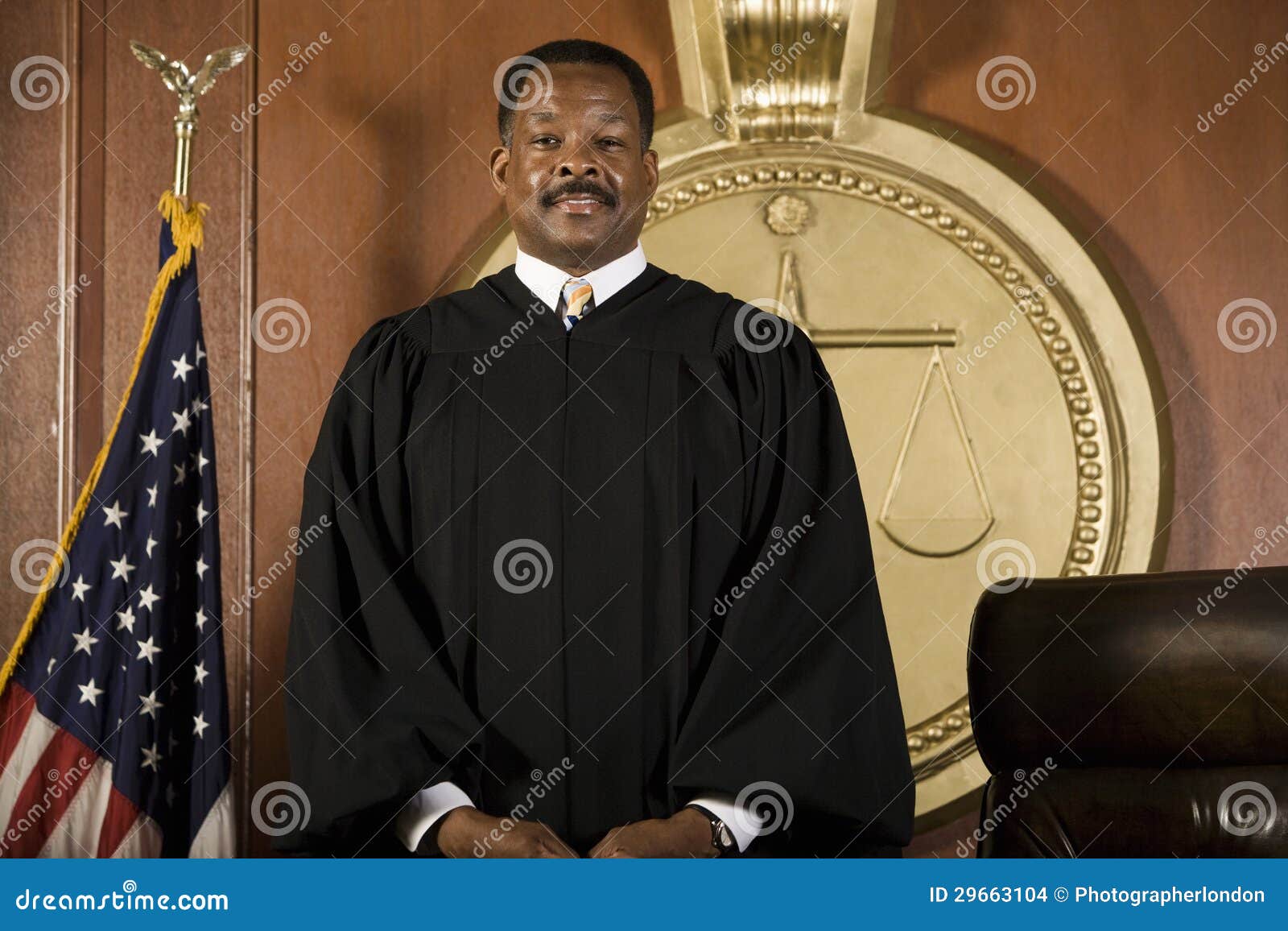 Juiz Standing in Courtroom foto de stock. Imagem de judicial - 29663104