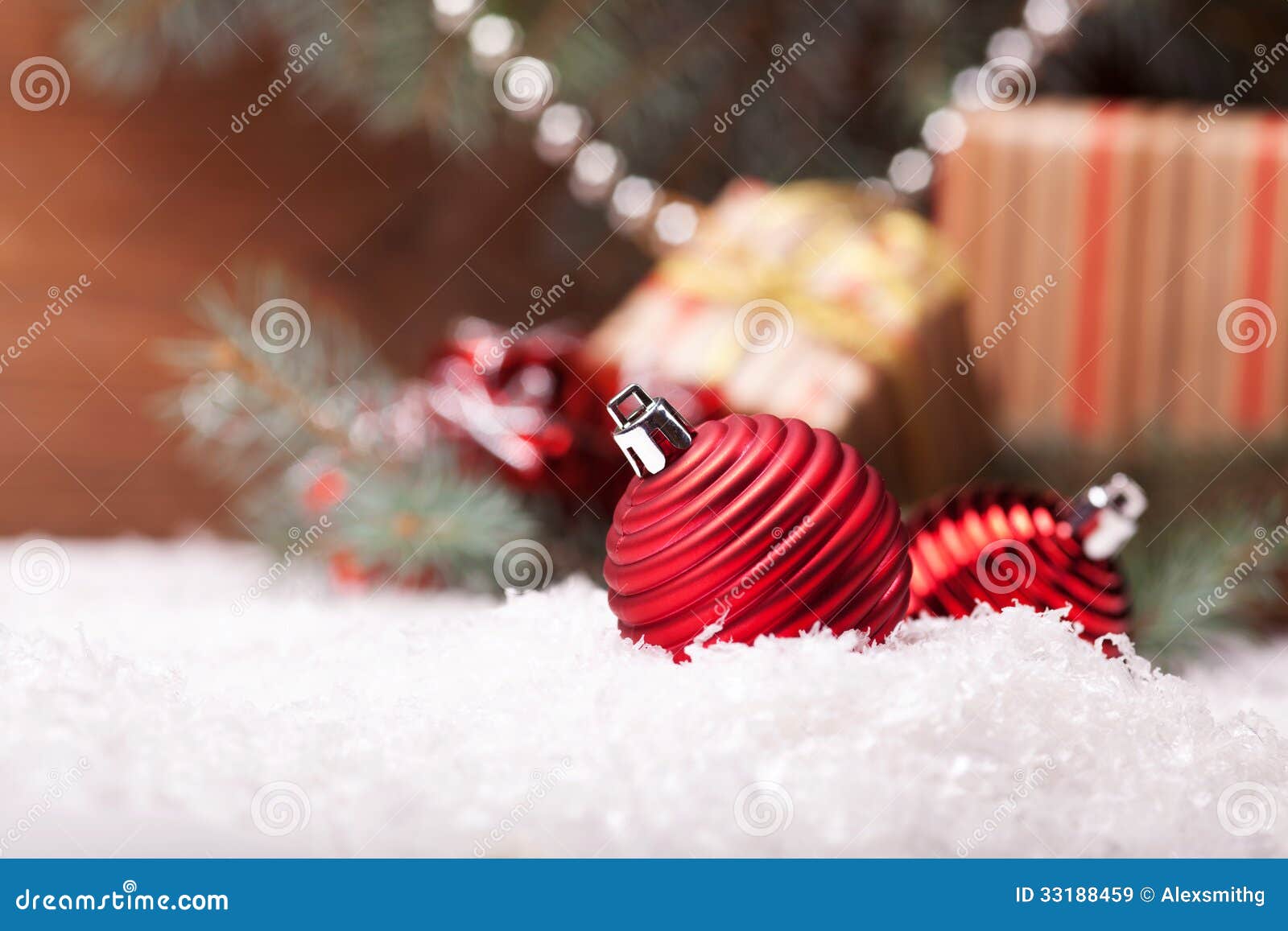 Julbild med bollar fotografering för bildbyråer. Bild av skina - 33188459