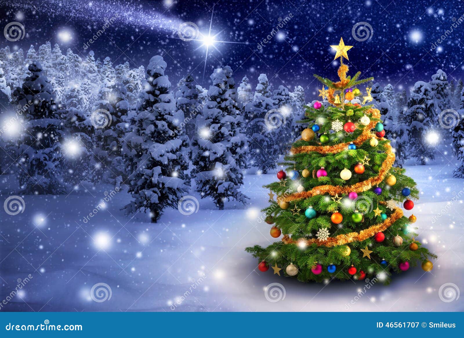 Julgran i snöig natt fotografering för bildbyråer. Bild av räknat ...