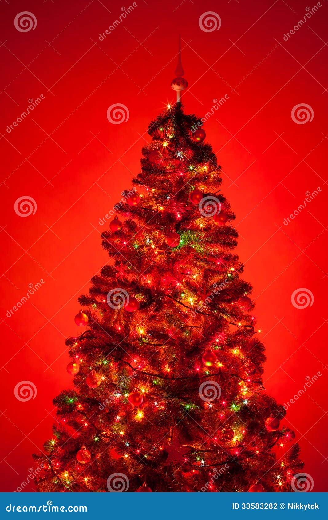 Julgran med belysning arkivfoto. Bild av vinter, lampa - 33583282