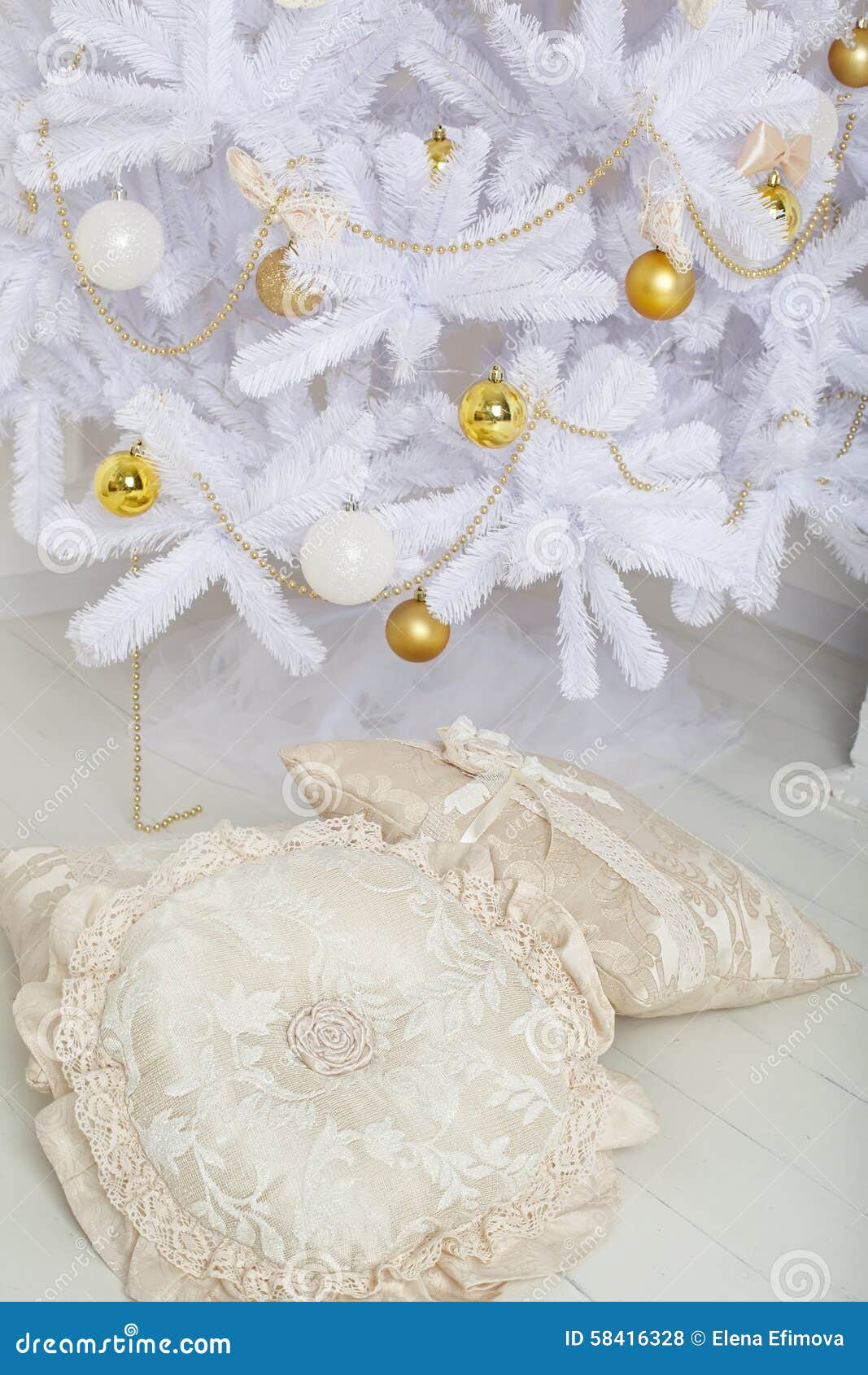 Julgran Vit Med Guld- Bollar, Närbild Arkivfoto - Bild av kuddar ...