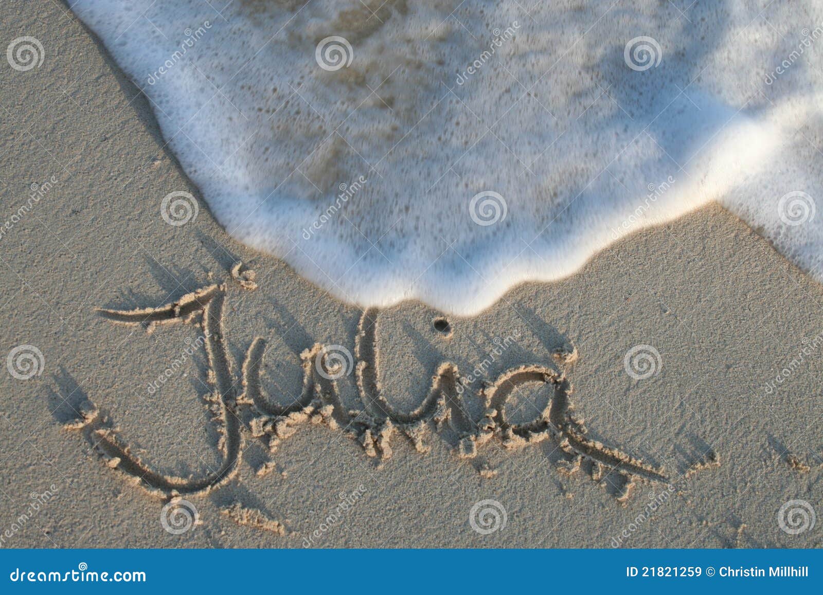 Julia - naam in het zand stock afbeelding. Image of handschrift - 21821259