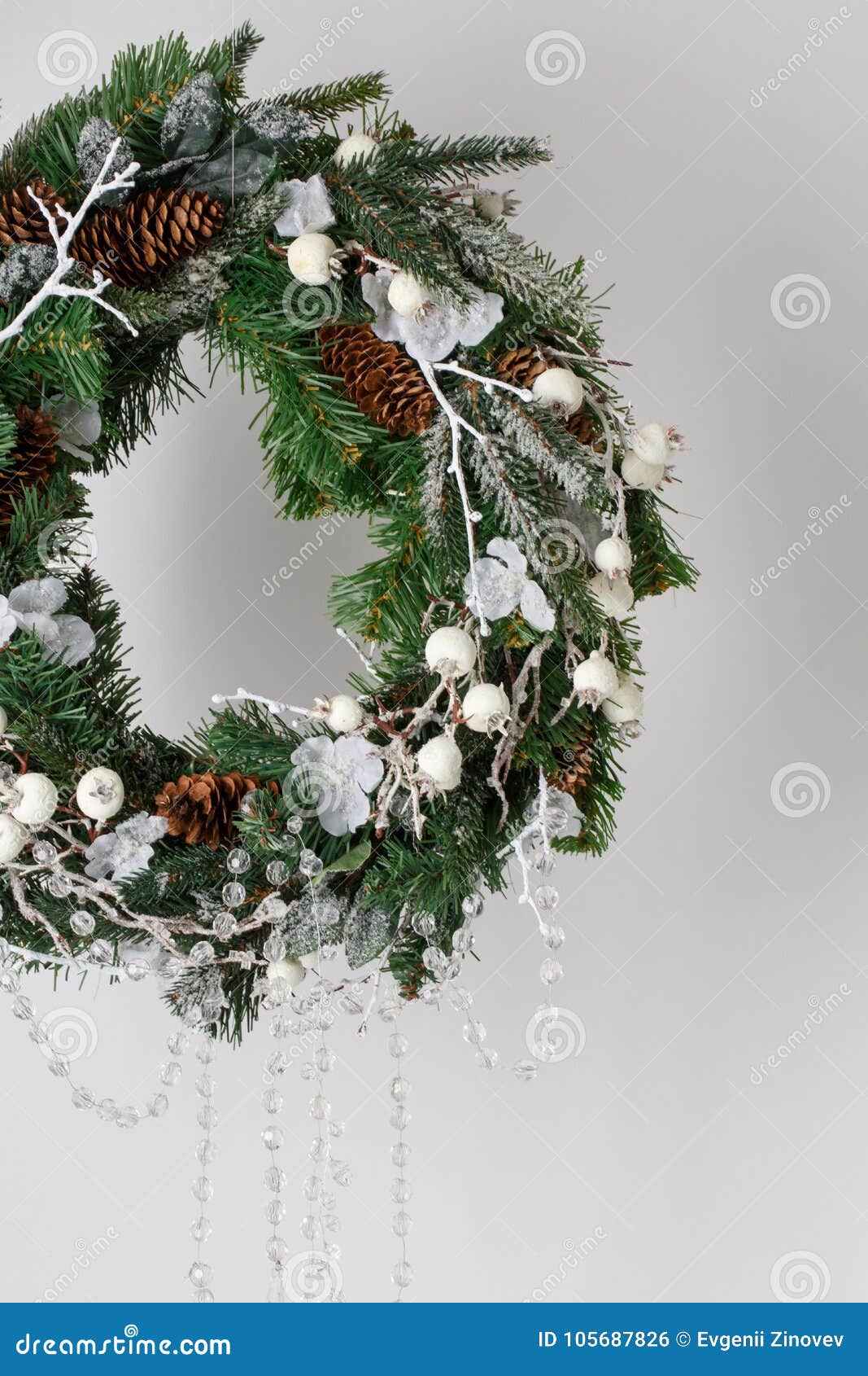 Julkrans Av Granen Med Kottar Arkivfoto - Bild av garnering, bakgrund ...
