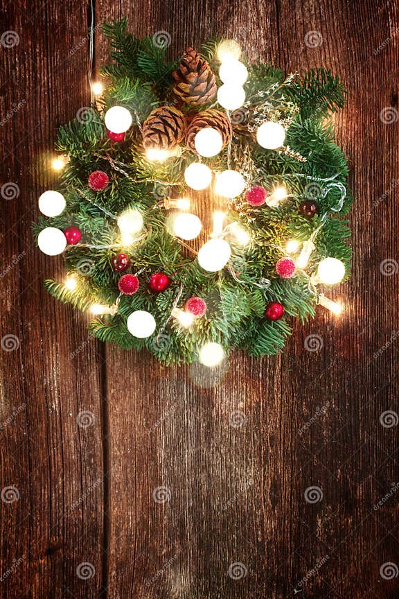 Julkrans med ljus arkivfoto. Bild av natur, gammalt, lantligt - 61501170