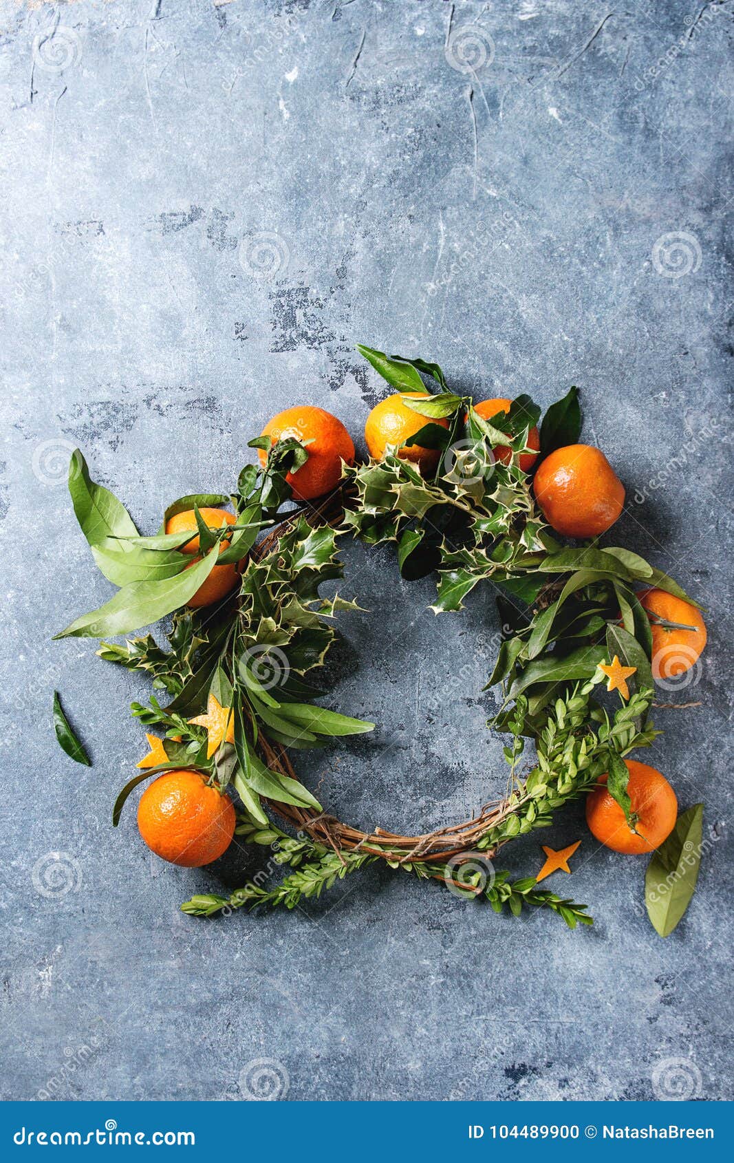 Julkrans med tangerin arkivfoto. Bild av utformning - 104489900