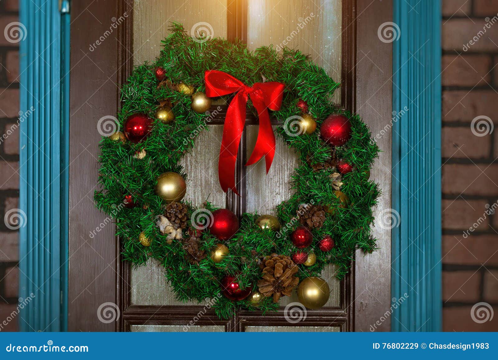 Julkrans på dörren fotografering för bildbyråer. Bild av band - 76802229