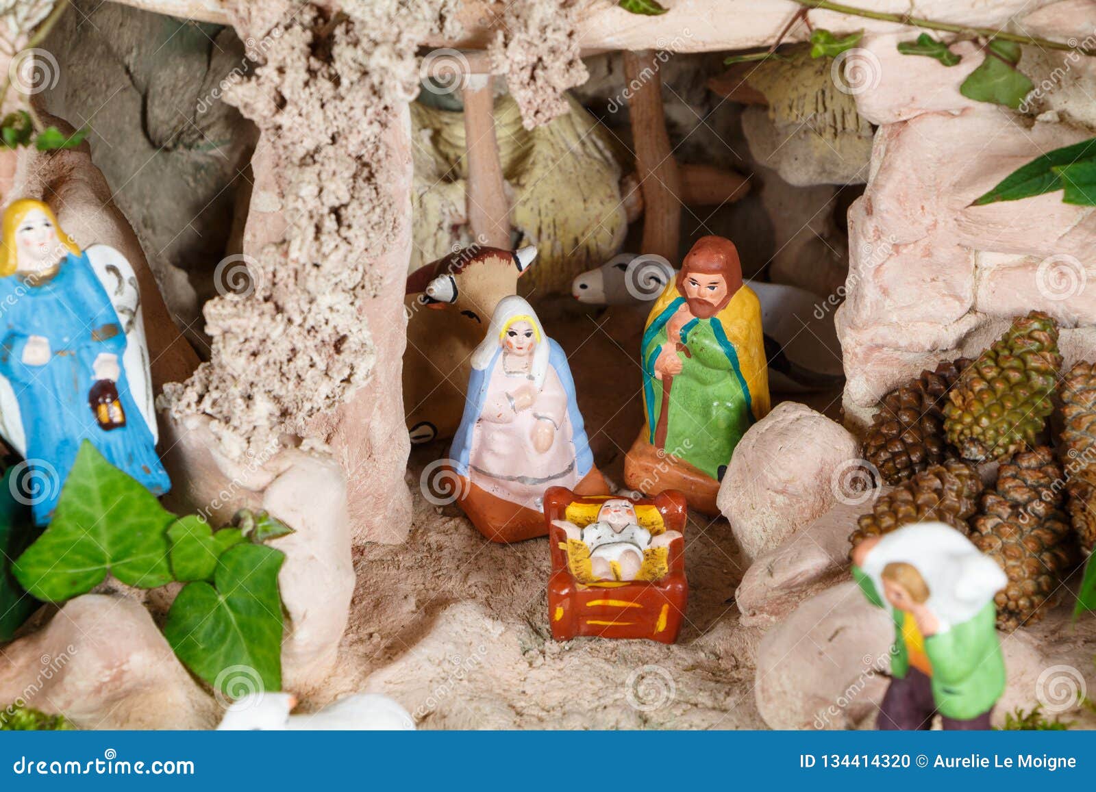 Julkrubba Med Provencal Jullathunddiagram Arkivfoto - Bild av primär ...