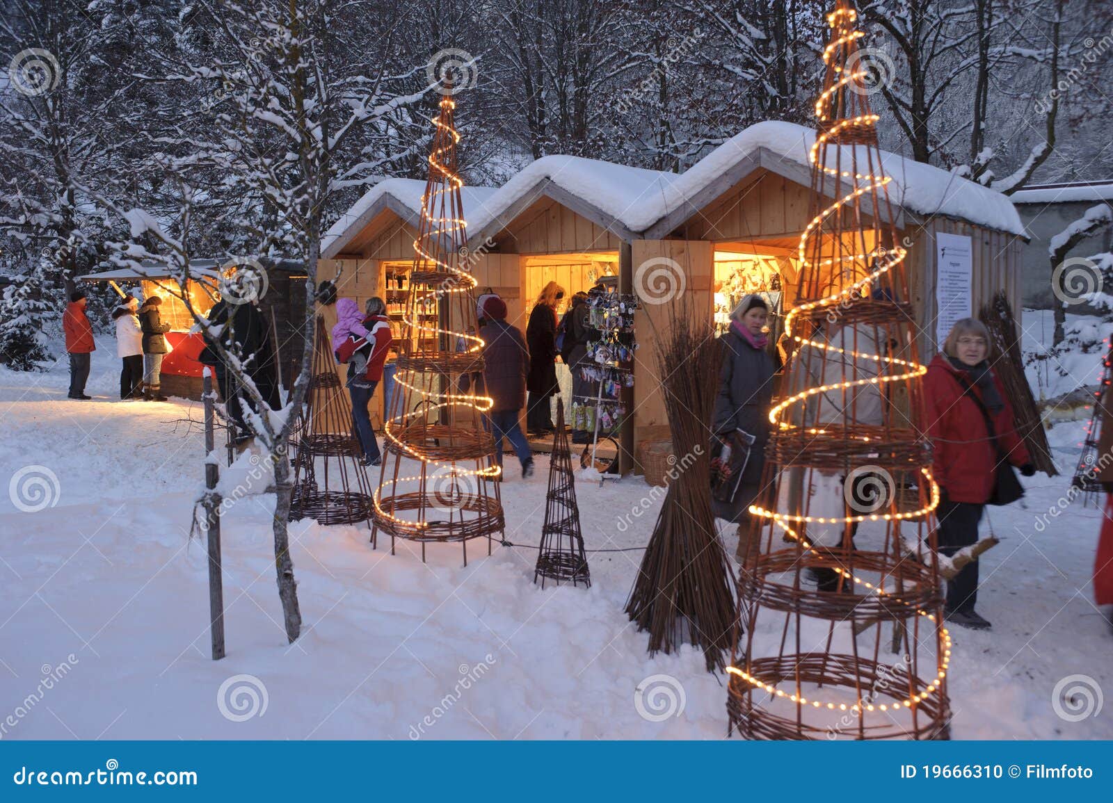 Julmarknad redaktionell foto. Bild av julmastime, natt - 19666310