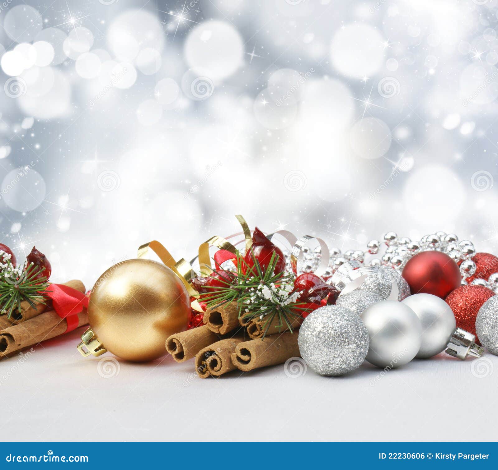Julpynt arkivfoto. Bild av garnering, band, bär, boll - 22230606
