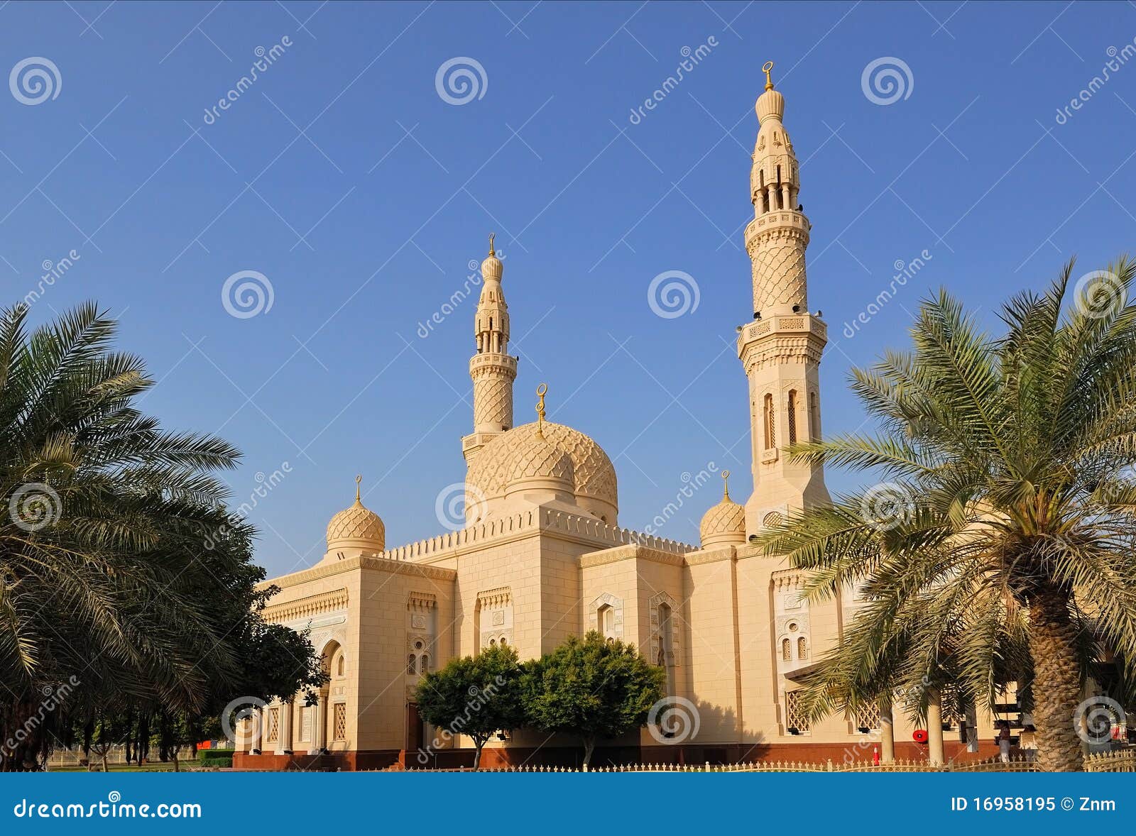 Jumeirah mosque, Dubai stock image. Image of famous, pray - 16958195