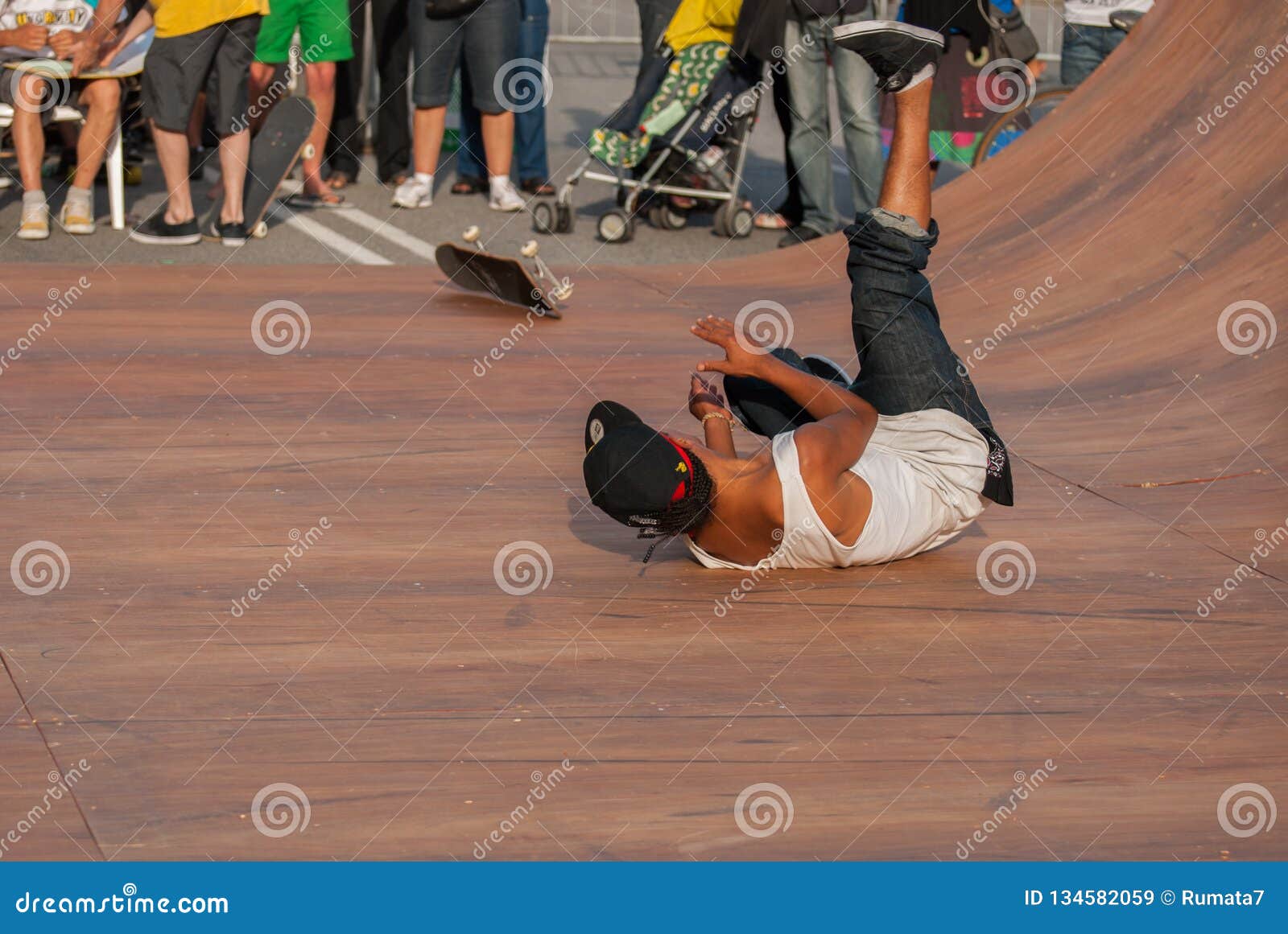 Skateboarder fall editorial stock image. Image of accident - 134582059