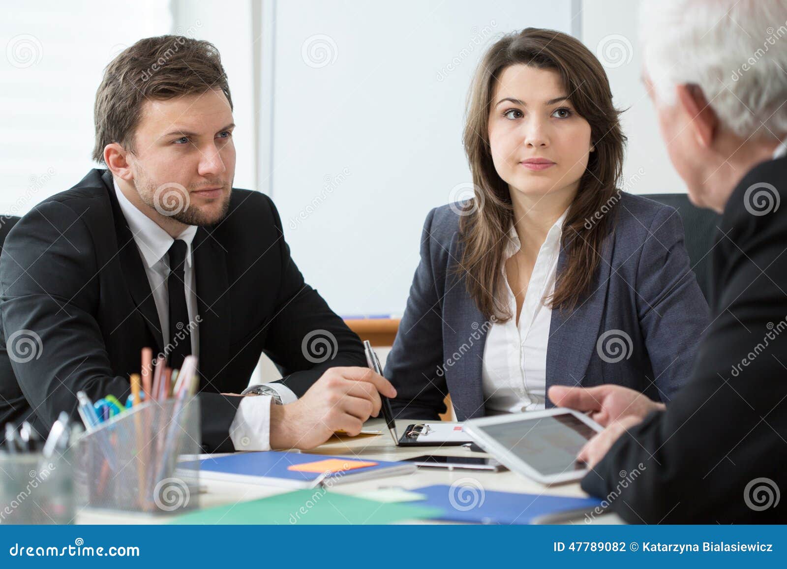 Junge Angestellte, Die Mit Chef Sprechen Stockfoto - Bild von leute ...