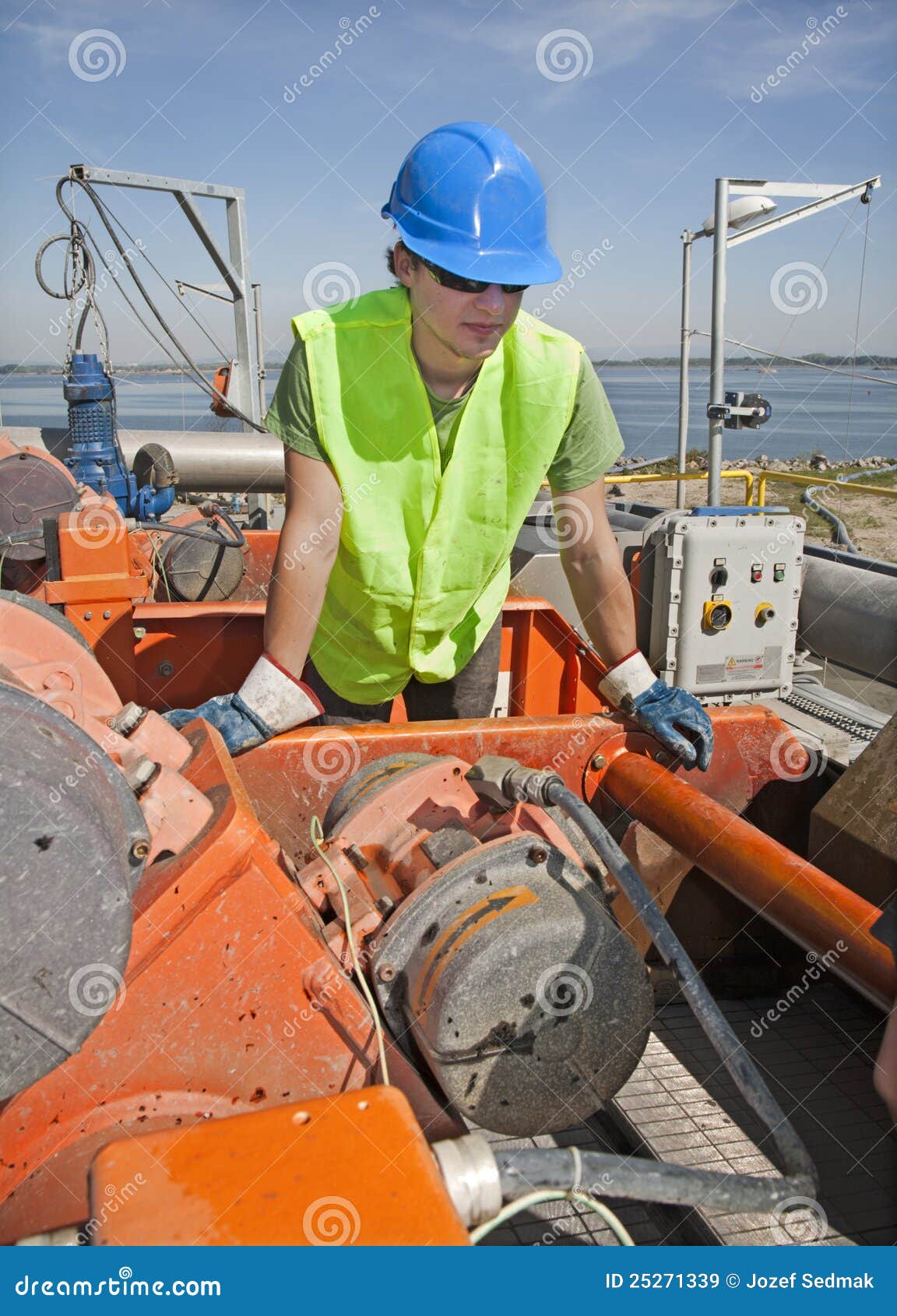 Junge Arbeitskraft Und Maschine Stockbild - Bild von bedienung ...