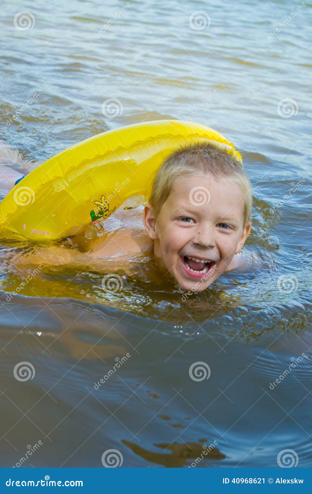 Junge badet im Fluss stockbild. Bild von schätzchen, nave - 40968621
