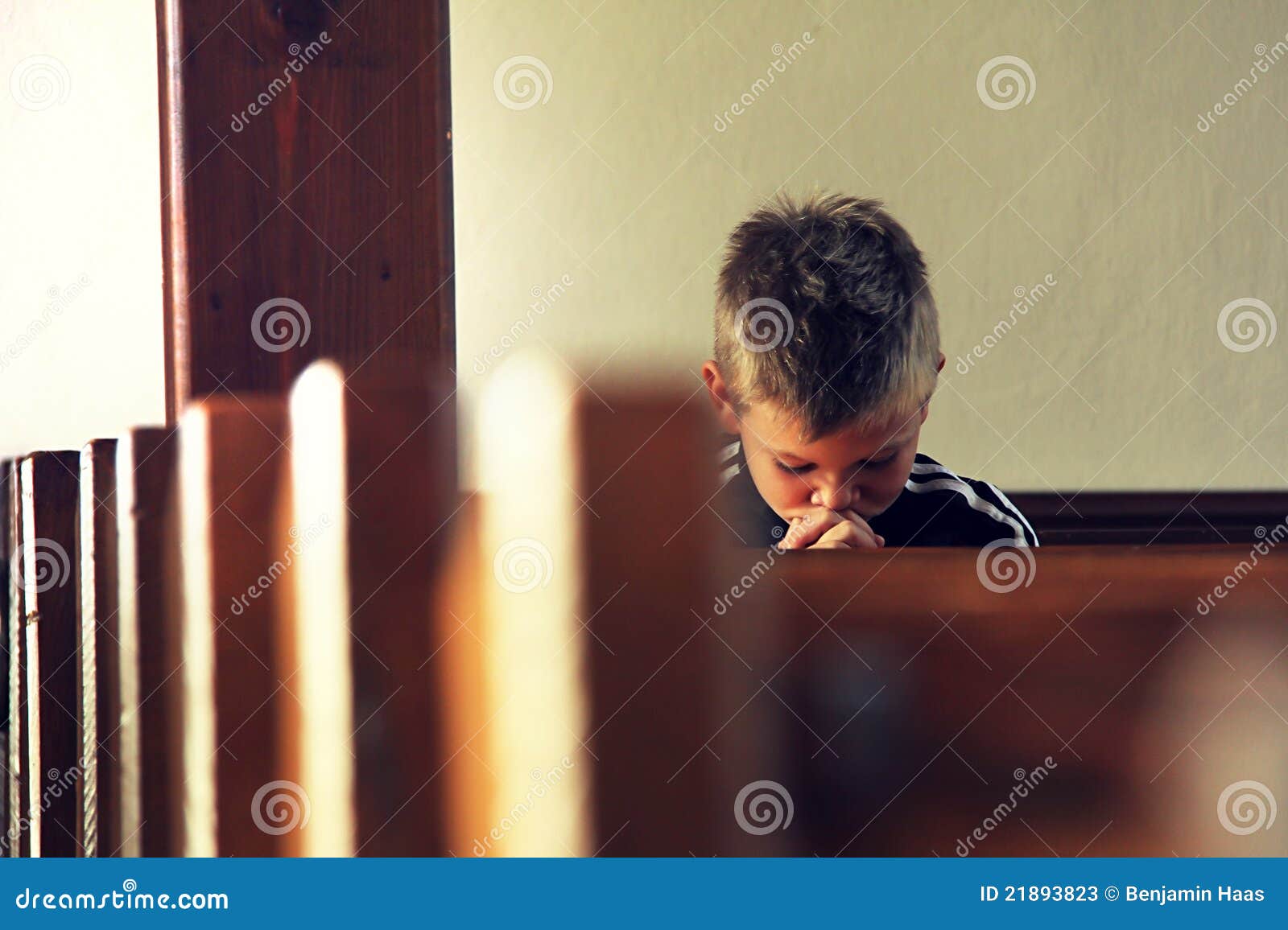 Junge betet stockbild. Bild von religion, anmut, enthüllung - 21893823